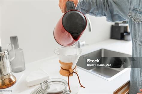 부엌에서 커피 메이커와 물방울 주전자를 사용하여 커피를 준비하는 젊은 남자 출근 전 아침 루틴 30 34세에 대한 스톡 사진 및 기타 이미지 Istock