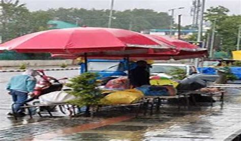 Rains Lash Kashmir Valley More Rain In Offing Met