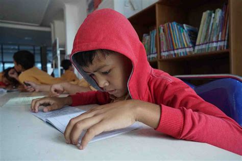 Pelajar Membaca Buku Di Perpustakaan Palangka Raya Berita Daerah