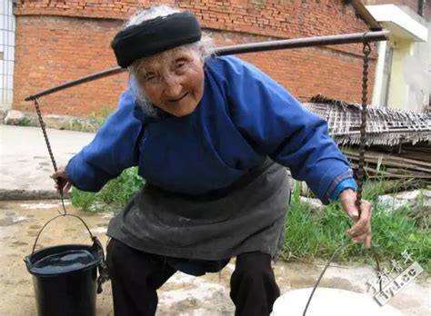 老人落寞山中老人老人像大山谷图库