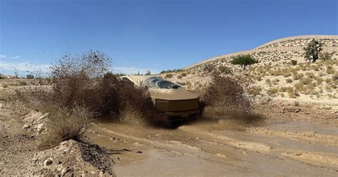 Cybertrucks Bizarre Windshield Wiper Overwhelmed By Mud While Offroading
