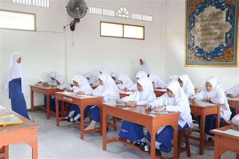Hari Santriwati Tempuh Imtihan Tahriri Pondok Modern Darussalam Gontor