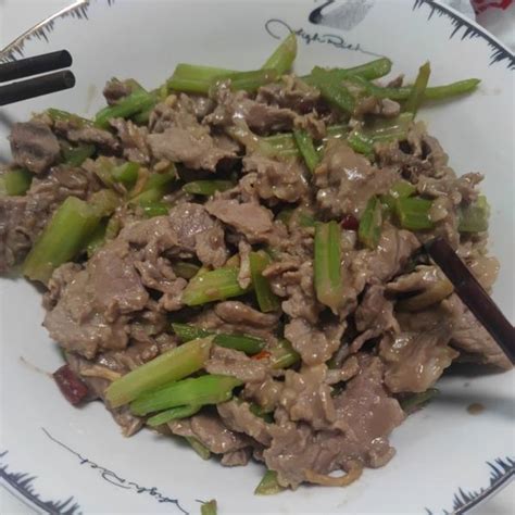 【下饭神器又来了，试试这道芹菜炒牛肉！！图片】小小小小小瓜子下厨房