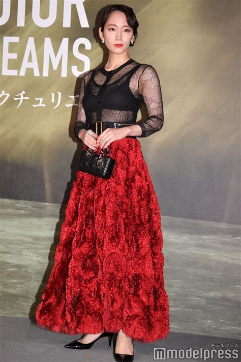 画像6 14 吉岡里帆、セクシードレスで登場 “クリスマスに毎年行く場所”明かし取材陣驚き＜クリスチャン・ディオール、夢のクチュリエ