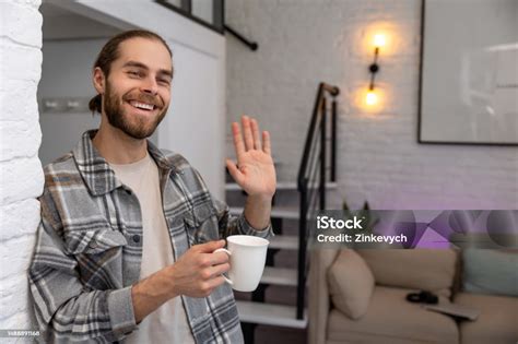 신선한 커피나 차 한 잔을 손에 들고 뜨거운 음료와 함께 자유 시간을 즐기고 손을 흔드는 남자 30 34세에 대한 스톡 사진 및 기타 이미지 Istock
