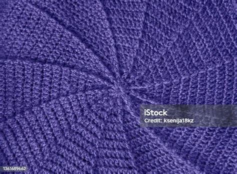 블루 바이올렛 컬러 트렌드 2022 배경원 캡에 홈 나선형 더블 크로 셰 뜨개질 담요에 대한 스톡 사진 및 기타 이미지 담요