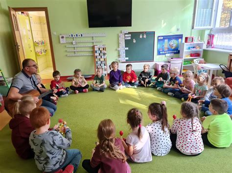 Zajęcia muzyczno ruchowe z pedagogiem specjalnym panem Grzegorzem Przedszkole Miejskie nr im