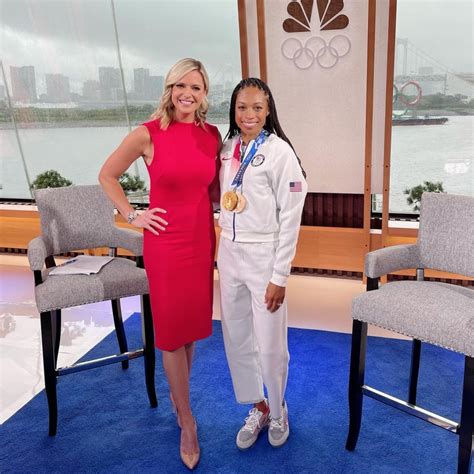 Meet Kathryn Tappen The Glamorous Nbc Sideline Reporter Taking College