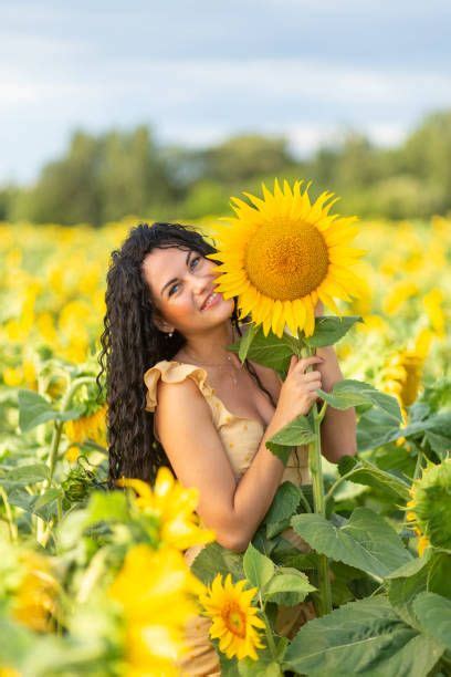 عکس دختر با گل آفتابگردان برای پروفایل وبسایت ریکپ