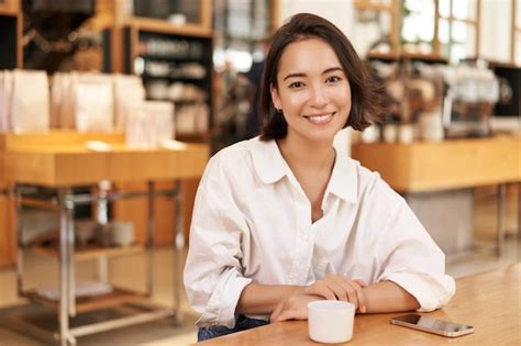Porträt Einer Selbstbewussten Asiatin Die Im Café Smartphone Und