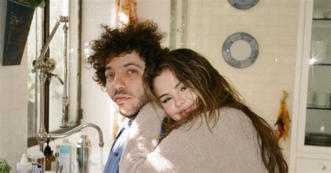 Узнав о беременности Хейли Бибер Селена Гомес доказывает что счастлива с Бенни Бланко