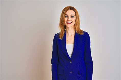 빨간 머리 백인 비즈니스 여자 얼굴에 행복하고 시원한 미소와 고립 된 배경 위에 양복을 입고 운이 좋은 사람 경영자에 대한 스톡 사진 및 기타 이미지 Istock