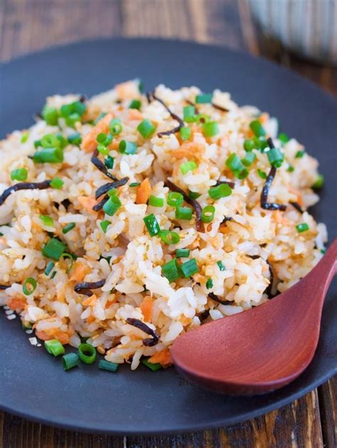 電子レンジと耐熱ボウルで「鮭フレークと塩昆布のチャーハン」のうま味がハンパない！【今週は冷凍ごはん活用術】 レシピ ランチ レシピ