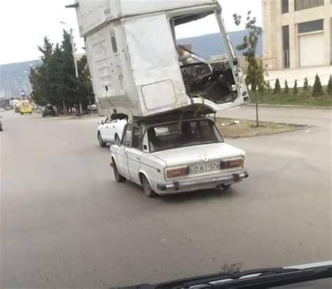 驚愕映像屋根に巨大な何かが目の前の車がトンデモナイものを積んで走っていた