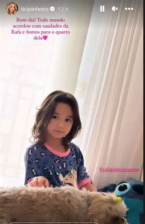 Filha de César Tralli posa no quarto de brincar com avó bagunça