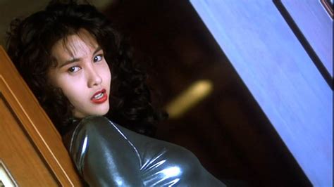 1991年梁錚為躋身一線，上演破尺度動作片，裸背濕身犧牲不小，卻差點被呂克·貝松告上法庭！