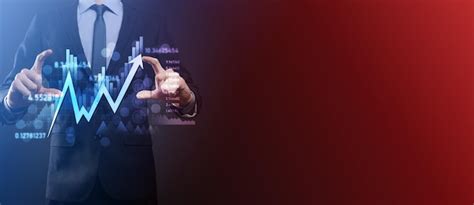 사업가는 판매 데이터와 경제 성장 그래프 차트를 보유하고 있습니다 사업 계획 및 전략 교환 거래를 분석합니다 금융 및 은행