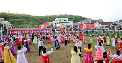 북한 피현군 입사모임 주민들 살림집 무상으로 지어주는 나라