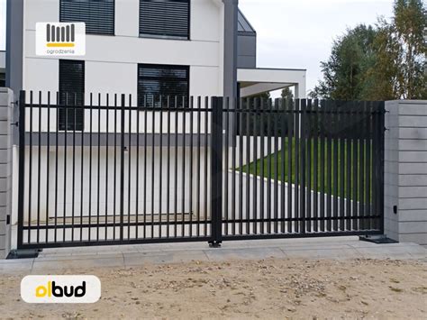Nowoczesne ogrodzenie pionowe KONSPORT VERTICALE zamontowane w Gdańsku