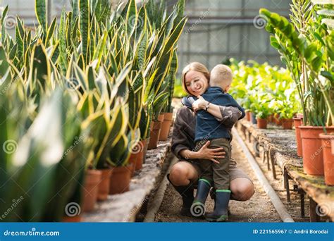 Maman Embrasse Son Fils Dans La Serre Image Stock Image Du étreintes