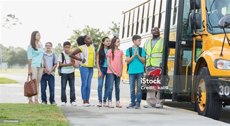 중학교 급 기숙 버스 다운 증후군을 가진 소년 견학에 대한 스톡 사진 및 기타 이미지 견학 아이 장애 Istock