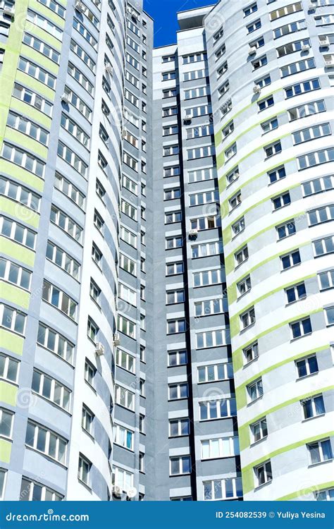 Edificios Altos En Forma De Cilindro Y Pintados De Blanco Y Verde