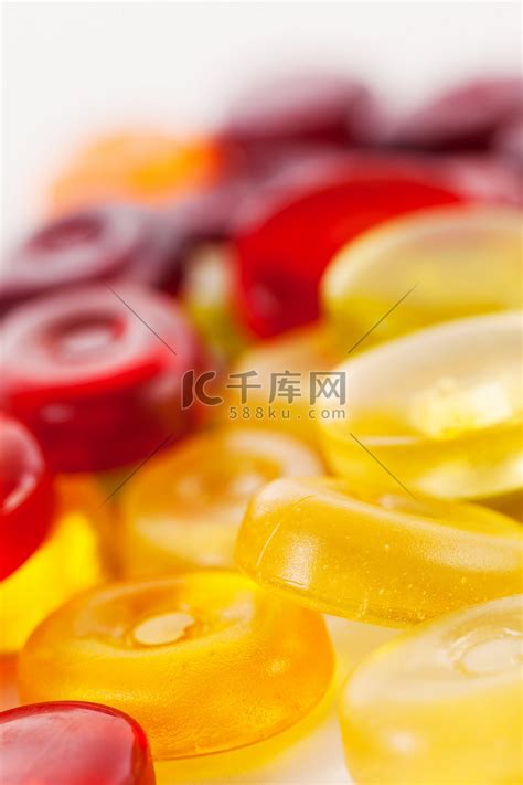 在白色背景上的果冻糖果高清摄影大图 千库网