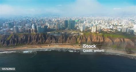 페루 리마의 미라플로레스 지구 해안선의 공중 파노라마 뷰 리마 페루에 대한 스톡 사진 및 기타 이미지 리마 페루 페루