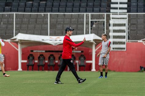 Léo Condé Comanda Treino Tático Do Vitória E Faz Ajustes Para Estreia