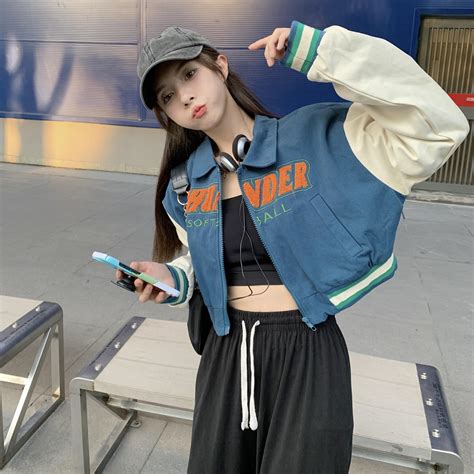 제이리본 유니크 레트로 야구 유니폼 스타일 크롭 점퍼 빈티지 복고풍 봄 가을 폴로 카라 루즈핏 영문 레터링 자수 패치 캐주얼