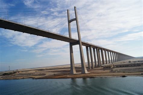 Egitto Nave Portacontainer Incagliata Nel Canale Di Suez Zon