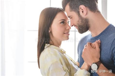 男女之间，当男女在一个房间独处的时候，女人在想什么？ 知乎