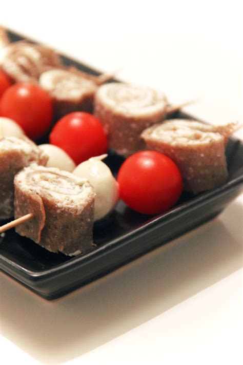 Brochettes de crêpes mozzarella et tomates cerises Not Parisienne