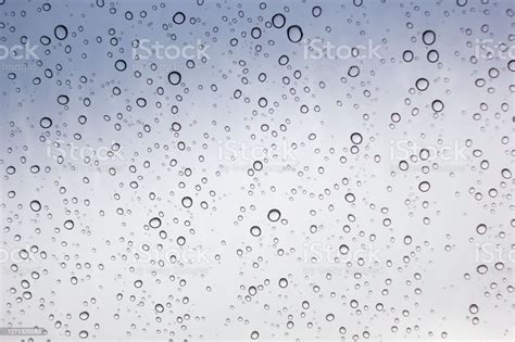 ガラスの背景に水の雨が落ちる窓に雨が降る しずくのストックフォトや画像を多数ご用意 しずく しぶき しぶきを上げる Istock
