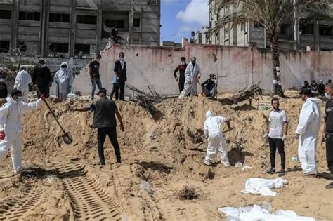 انتشال مئات من جثامين الشهداء المتحللة بينها لأطفال بمجمع ناصر في
