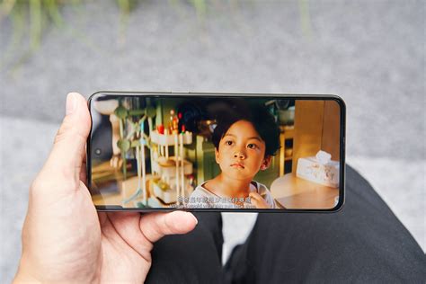 E6屏幕一定比e4好？深度了解之后，其实厂商调校才是关键 材质 亮度 参数