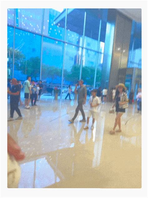 杜江霍思燕带儿子嗯哼看电影 一家三口打扮随性 搜狐大视野 搜狐新闻