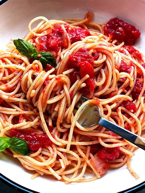 Greek Spaghetti Sauce With Tomatoes And Basil The Greek Foodie