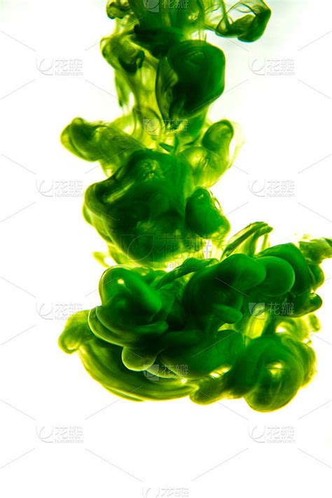 绿色油墨在水里孤立在白色背景上
