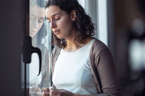 Triste Jovem Chorando Enquanto Olhava Pela Janela Em Casa Imagem De