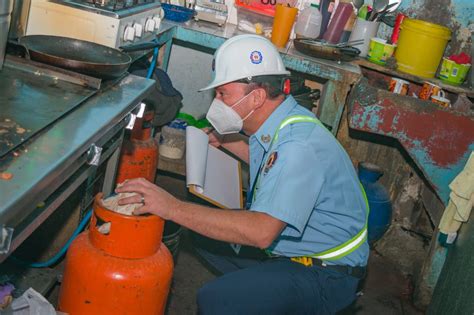 Bomberos continúan realizando inspecciones en mercados municipales para