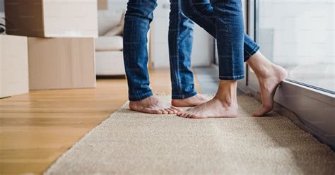 새 집으로 이사하는 젊은 부부의 다리와 발의 중간 부분이 창가에 서 있다 사진 Unsplash의 맨발의 이미지