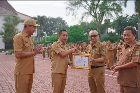 Disdukcapil Karawang Raih Penghargaan Terbaik I Dalam Penilaian