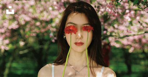 흰 드레스를 입은 여성이 얼굴 앞에 꽃을 들고 있다 사진 Unsplash의 무료 유행 이미지