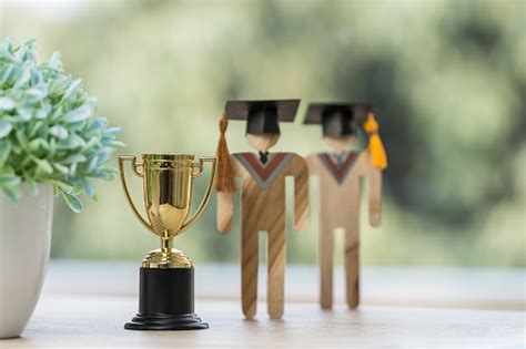 성취 성공 컨셉의 교육 졸업 골든 트로피 우승자 컵을 가진 학생 대학 모델 경영 연구 대회 리더십및 삶의 영감에 대한 인텔리전스 Championship에 대한 스톡 사진 및