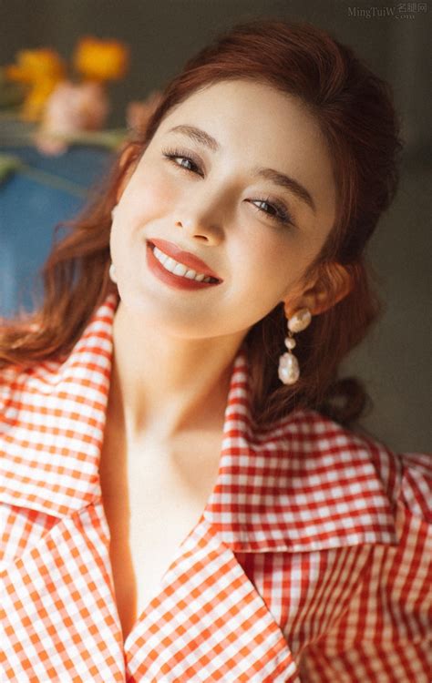 古力娜扎身穿红色格子短裙秀美腿玉足直播带货（710） 图片 名腿网