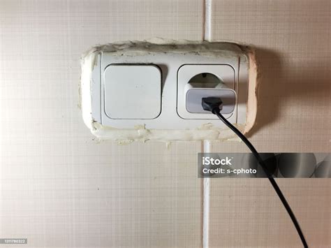 충전 케이블이 있는 먼지가 많고 오래된 전기 스위치 및 전기 콘센트 Usb 케이블에 대한 스톡 사진 및 기타 이미지 Usb