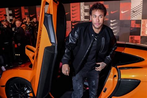 ENQUANTO NEYMAR E BIANCARDI CURTE RELCIONAMENTO A SUPOSTA FILHA VAI