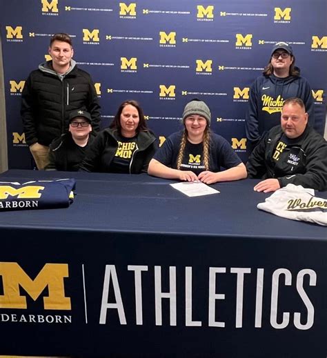 Woodhavens Kenna Borso Signs On To Play Hockey At University Of