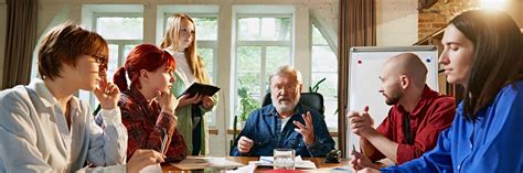 기치 경험이 풍부한 비즈니스 리더는 협업 사무실 환경에서 세심한 동료들과 함께 팀에 전략 계획을 제시합니다 18 19세에 대한 스톡 사진 및 기타 이미지 Istock